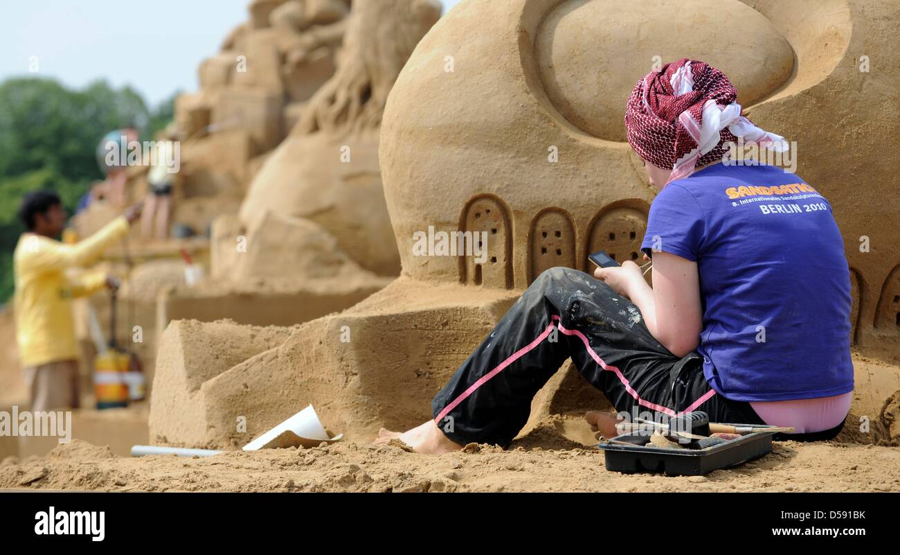 Syrian scupltor Suzann El-Abboud models a sand sculpture in Berlin ...