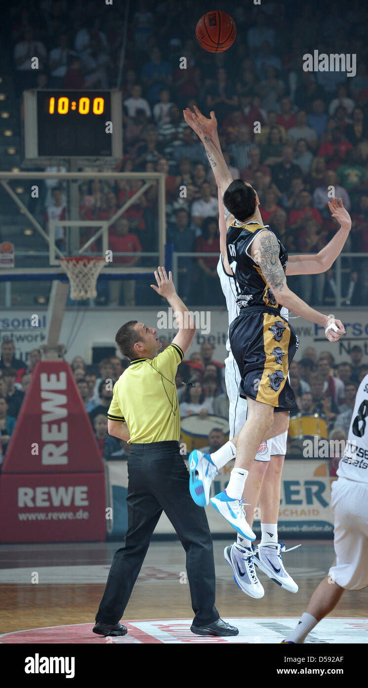 Frankfurt's and Bamberg's vie for the ball during German Basketball ...