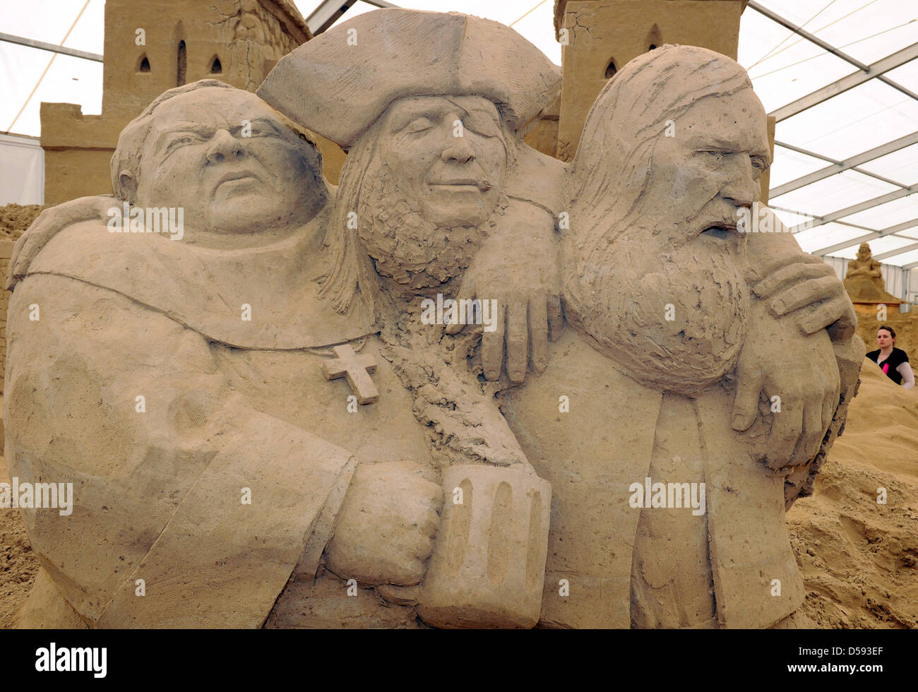 Sand artists hi-res stock photography and images - Alamy