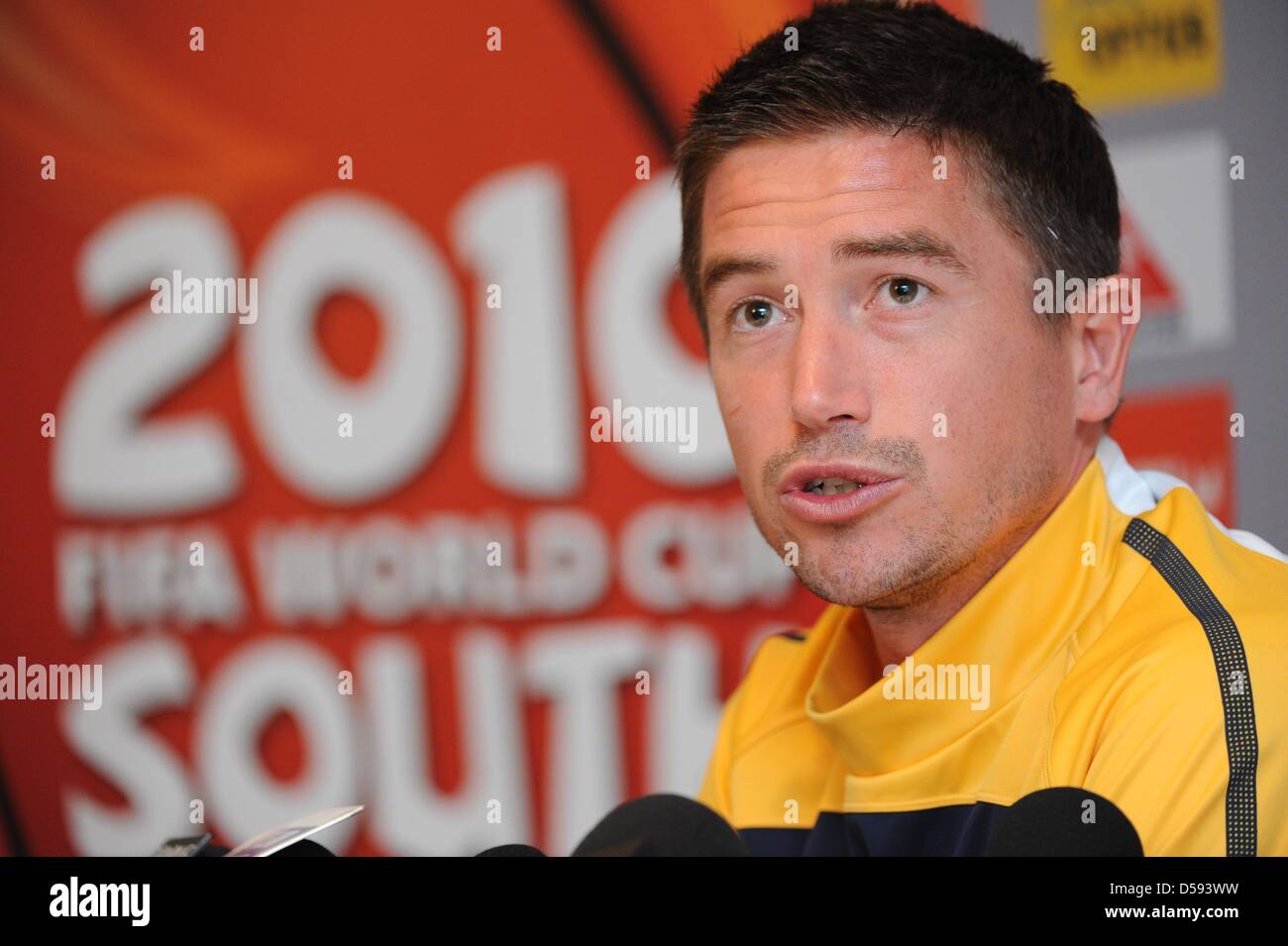 Australian soccer player harry kewell hi-res stock photography and ...