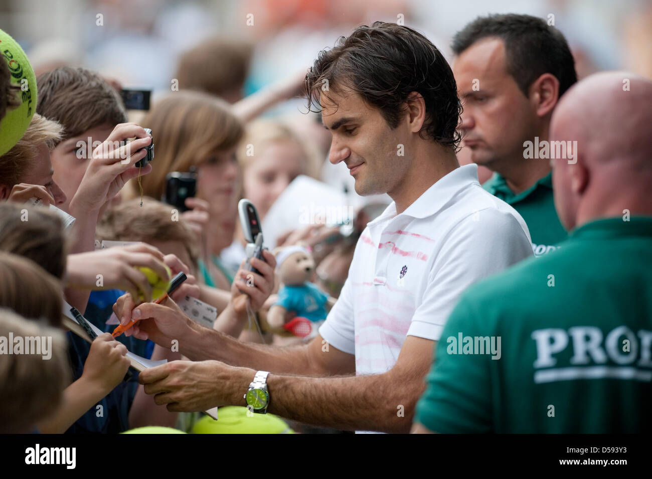 Switzerland's Roger Federer signs autographs after winning his round of ...
