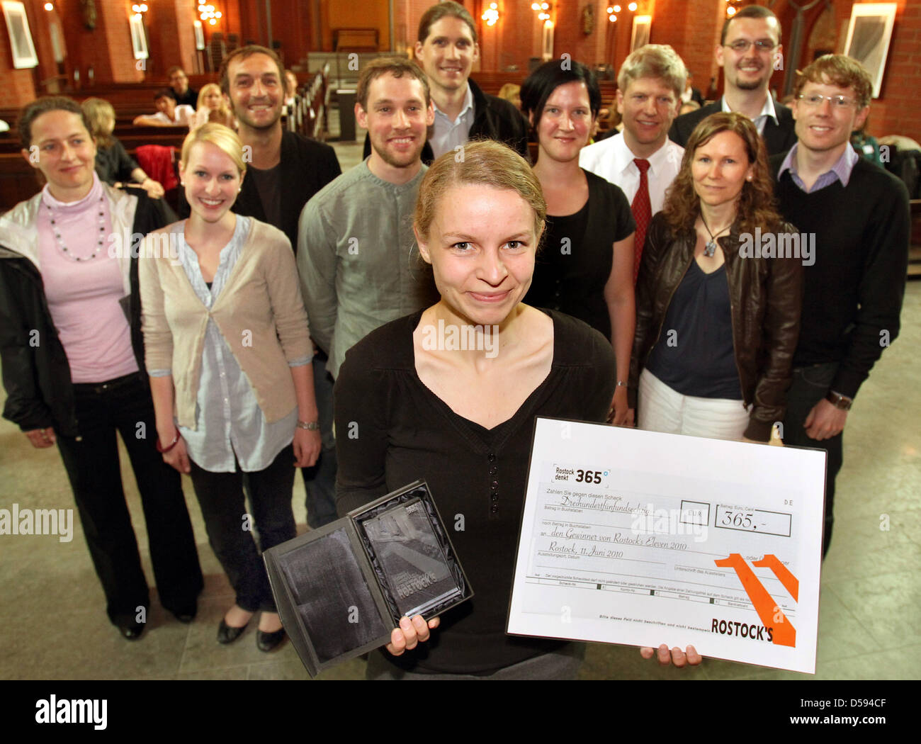 Anne Theuerkauf (front) of the Leibniz-Institute of Atmospheric Physics ...