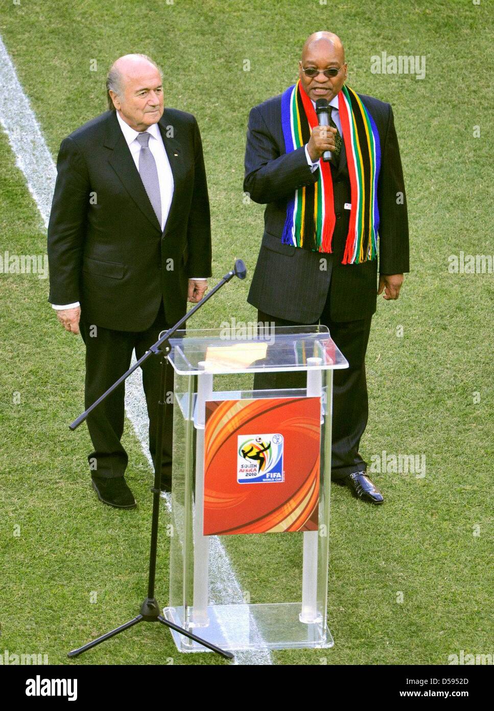 South Africa President Jacob Zuma (R) declares the 2010 FIFA World Cup ...