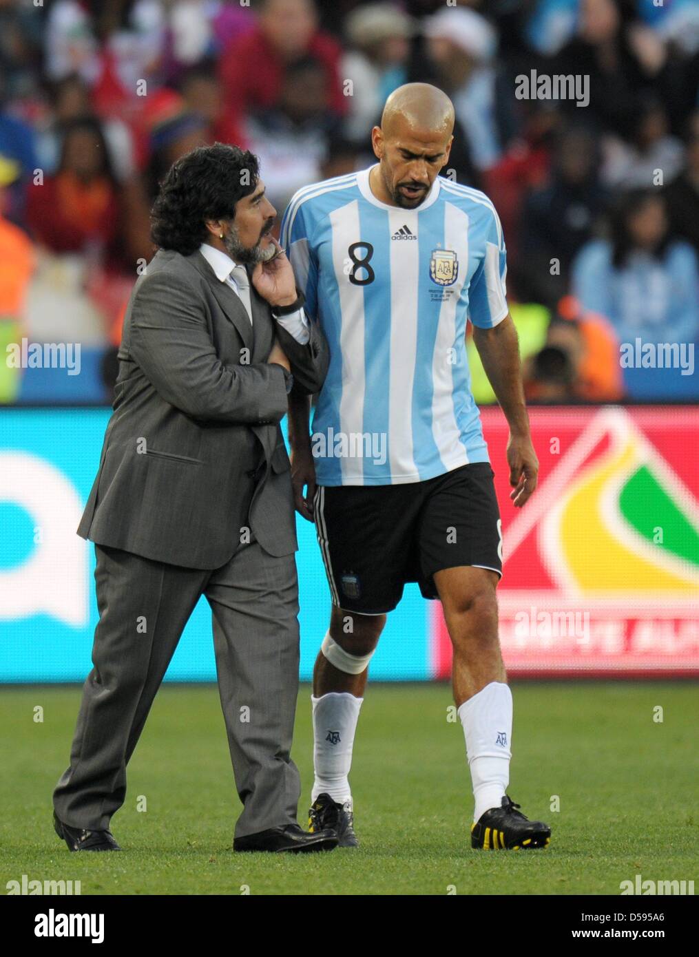 Head coach Diego Armando Maradona (L) speaks to Juan Veron during the ...