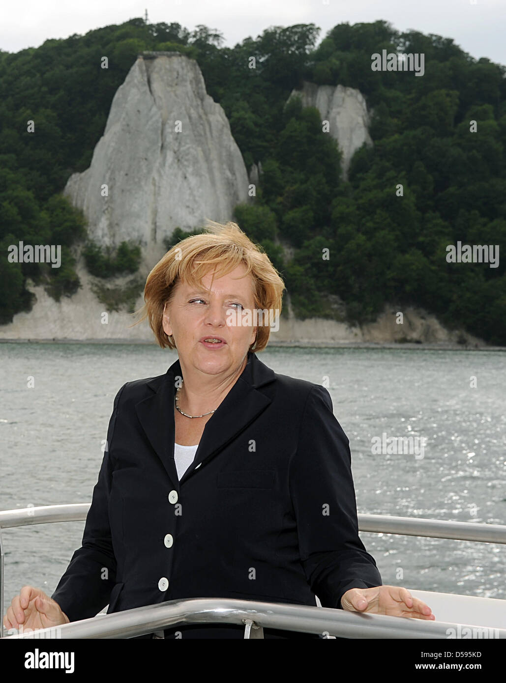 Die Bundeskanzlerin Angela Merkel (CDU) steht am Samstag (12.06.2010 ...