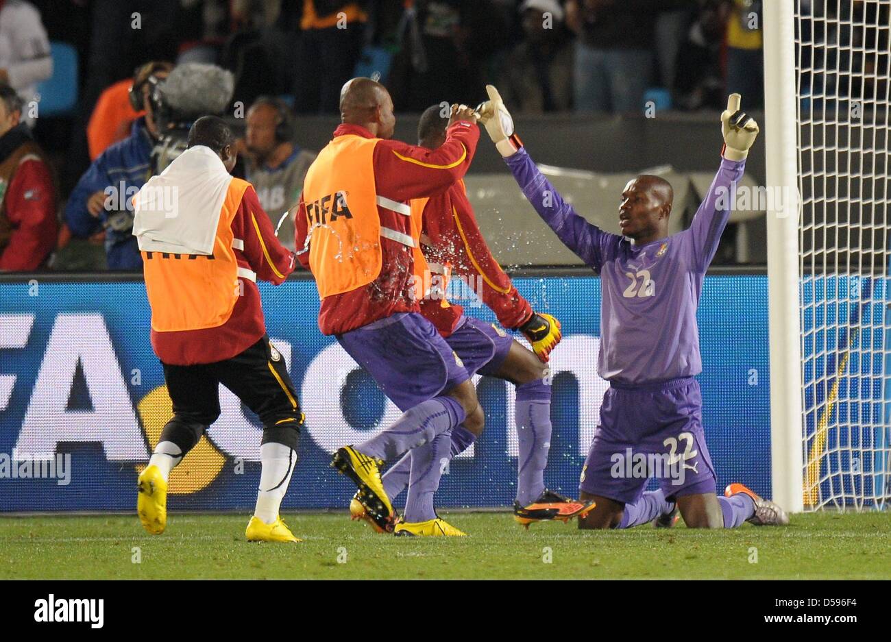 Goalkeeper Richard Kingson (R) and his teammates celebrate after the ...