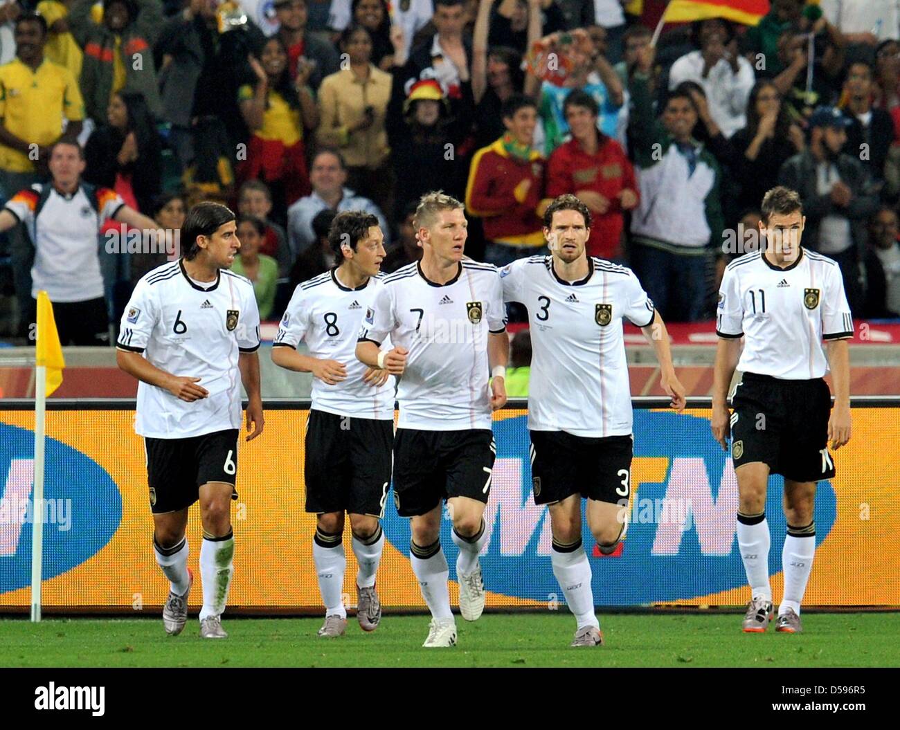 Sami Khedira (L-R), Mesut Oezil, Bastian Schweinsteiger, Arne Friedrich ...