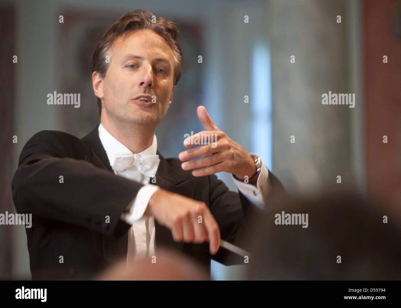Chief conductor Oliver Weder conducts the Thuringian Symphonics ...