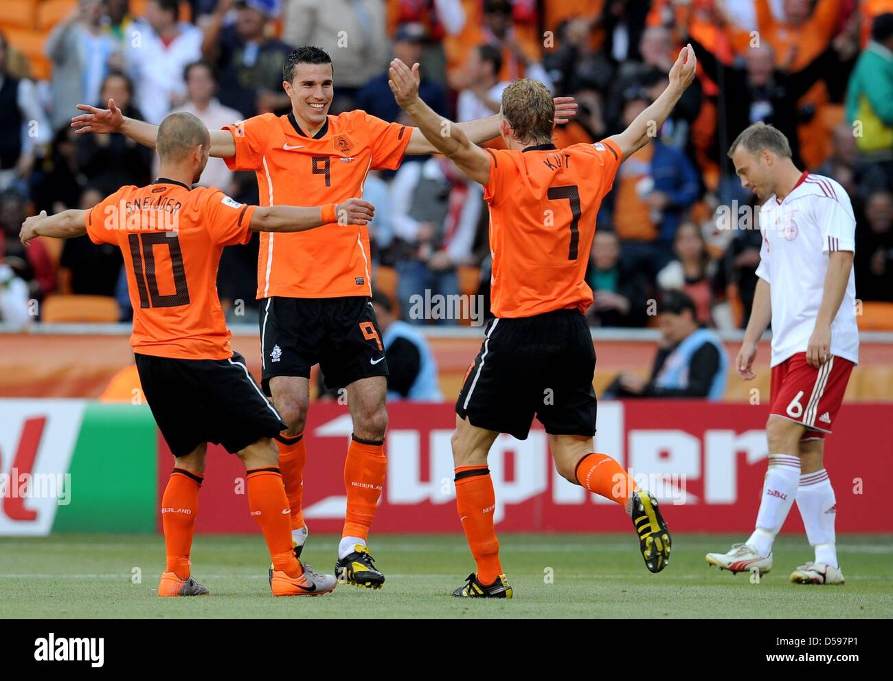 Van persie netherlands celebrate hi-res stock photography and images ...