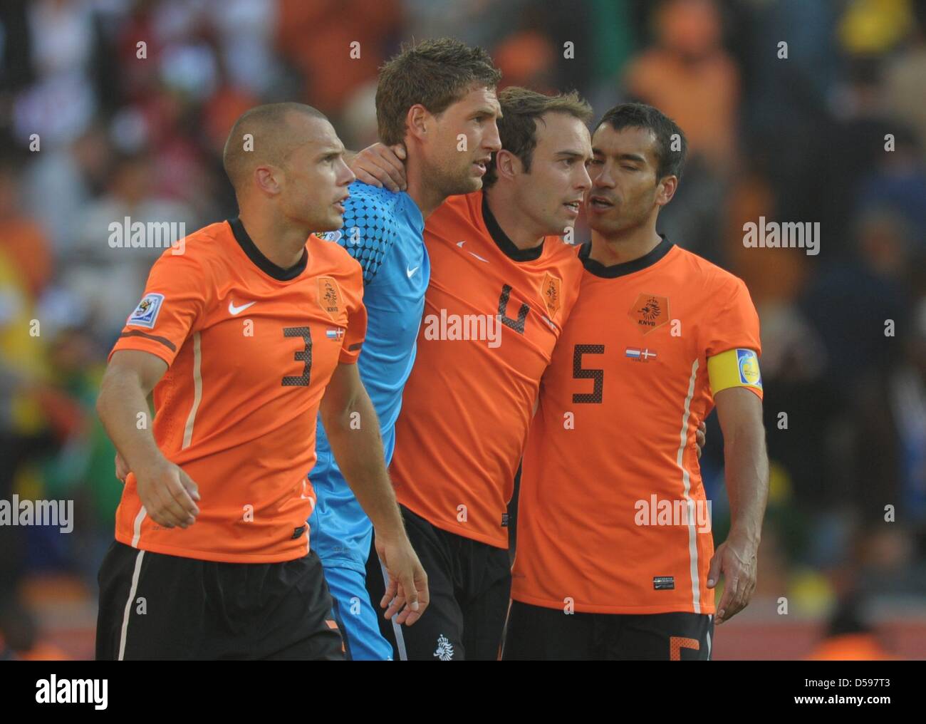 John Heitinga (L-R), goalkeeper Maarten Stekelenburg, Joris Mathijsen ...