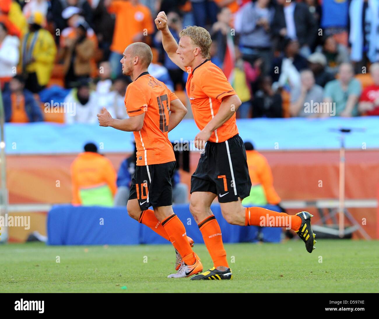Wesley sneijder dirk kuyt netherlands hi-res stock photography and ...