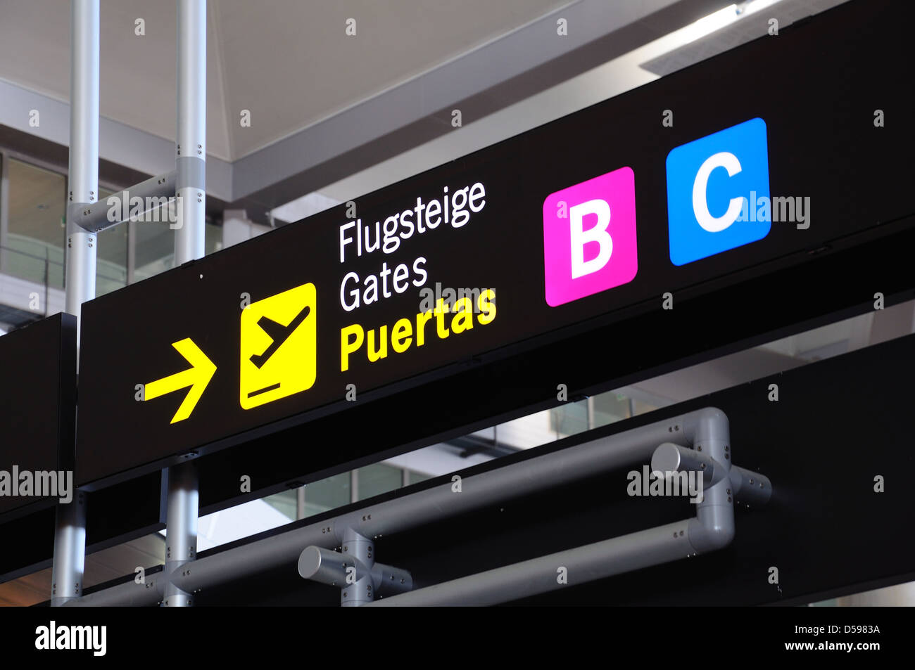 Airport gate sign hi-res stock photography and images - Alamy