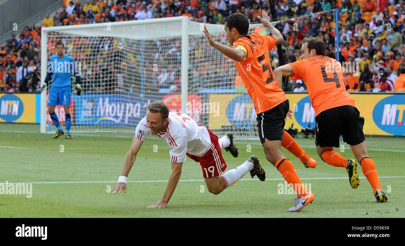 Dutch Giovanni van Bronckhorst (C) and Joris Mathijsen vie for the ball ...