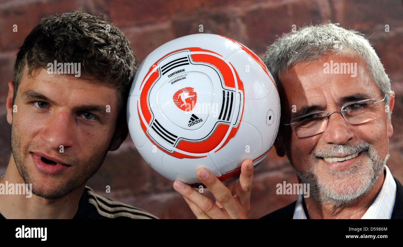 German player Thomas Mueller (R) and former German player Gerd Mueller ...