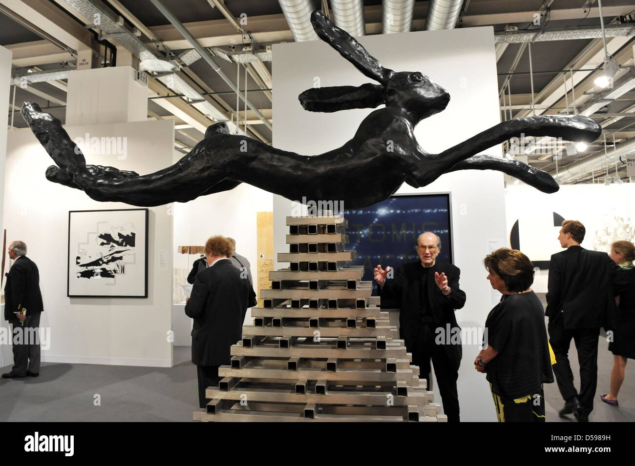 Barry flanagan hare sculpture hi-res stock photography and images - Alamy