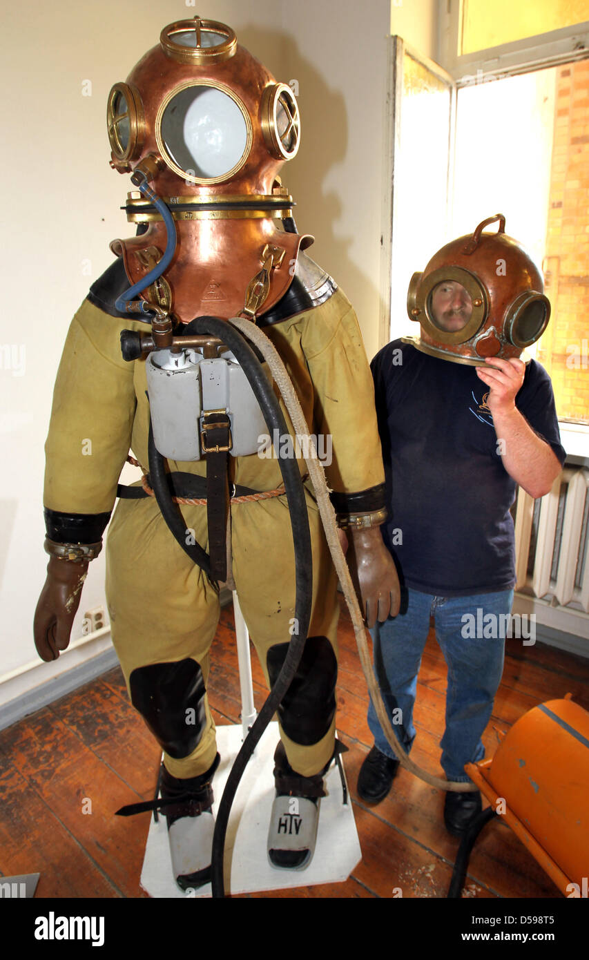 Standard diving suit hi-res stock photography and images - Alamy