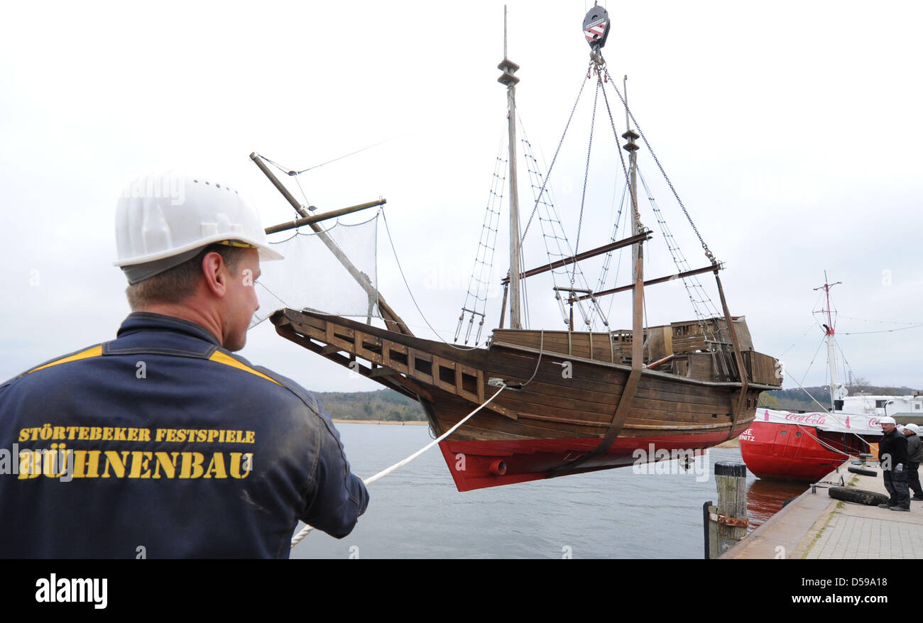 Ships lowered hi-res stock photography and images - Alamy
