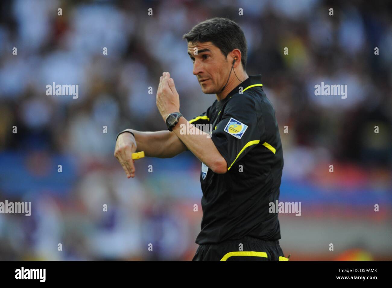 Spanish referee Alberto Undiano in action during the 2010 FIFA World ...