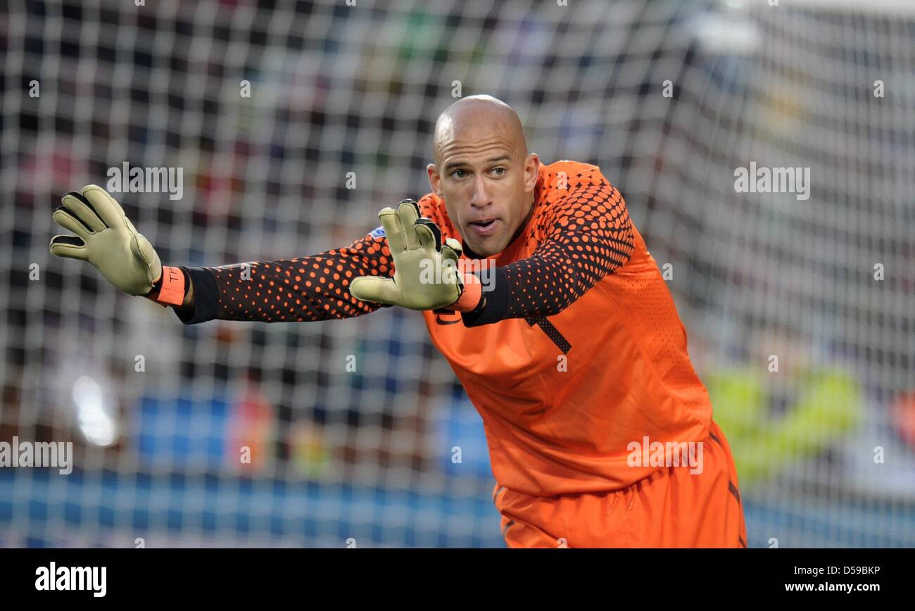 Goalkeeper Tim Howard of USA gestures during the FIFA World Cup 2010 ...