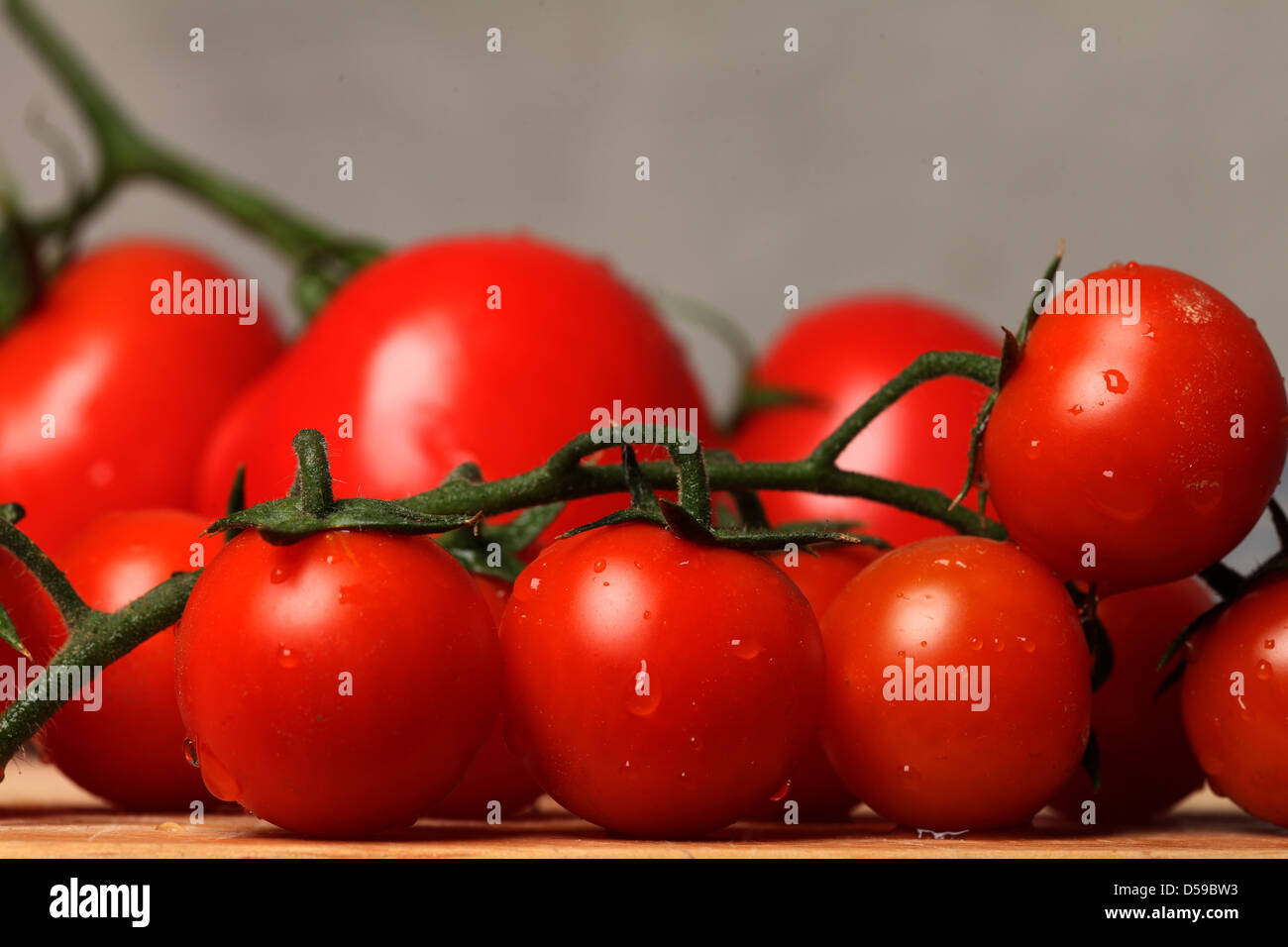 Tomato bunch hi-res stock photography and images - Alamy