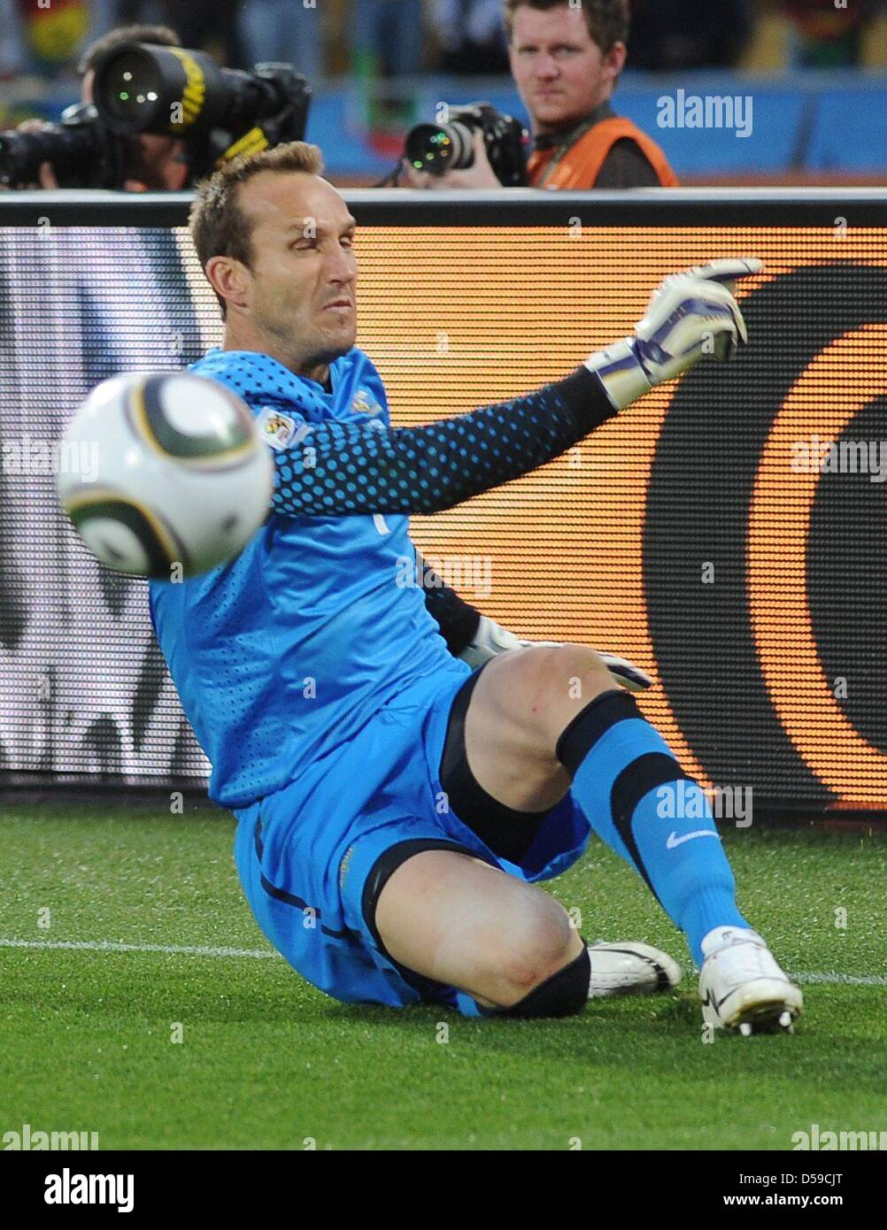 Australia goalkeeper mark schwarzer hi-res stock photography and images ...