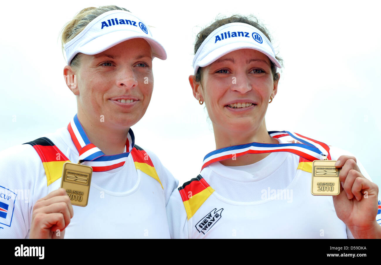 The Germans Daniel Reimer (l) and Anja Noske show their bronze medals ...