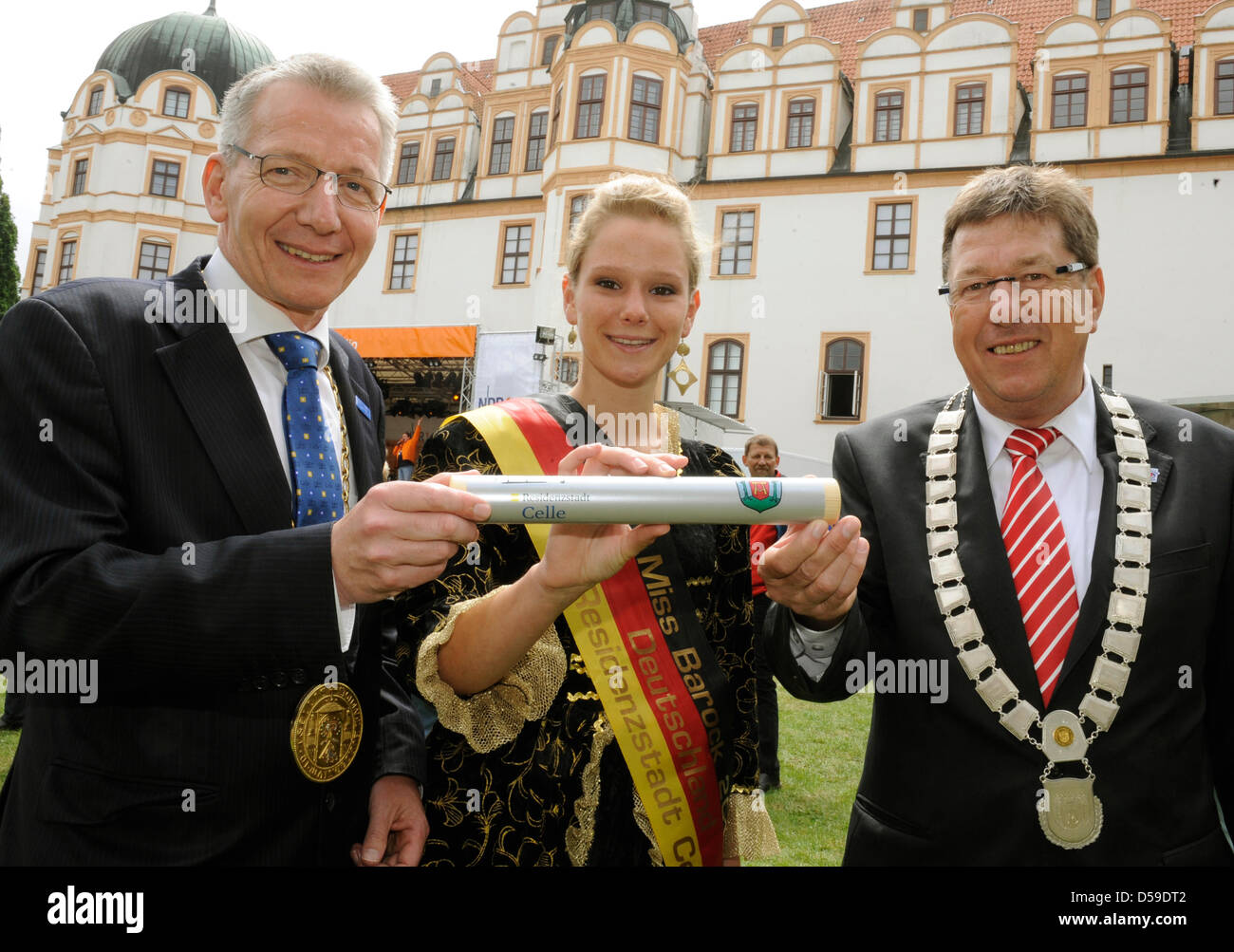 Celle Lord Mayor Dirk-Ulrich Mende (L) and Aurich Mayor Heinz-Werner ...