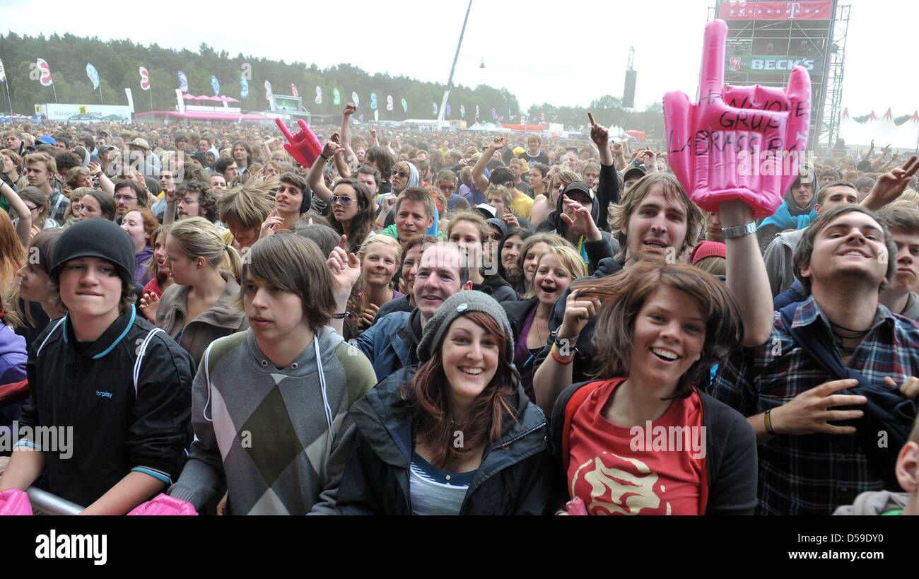 Festival Besucher tanzen beim Auftritt der Band "LaBrassBanda" am ...