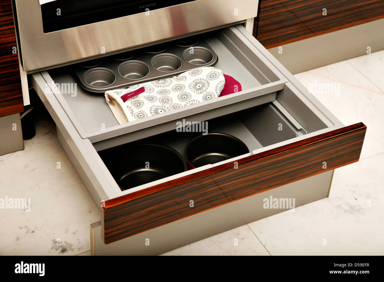 Pan drawer hi-res stock photography and images - Alamy