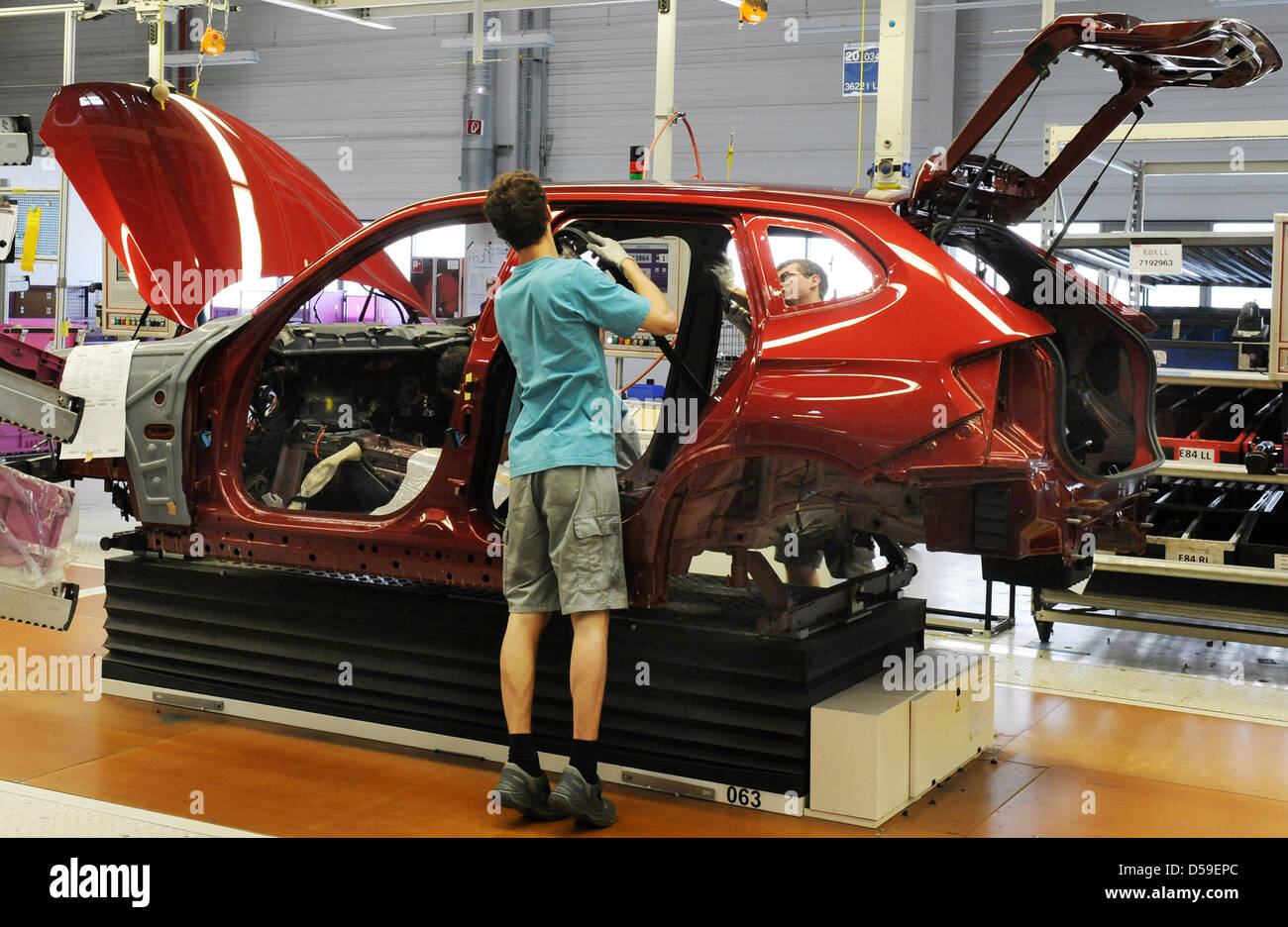 Employees of German carmaker BMW work in teh assembly line at BMW's ...