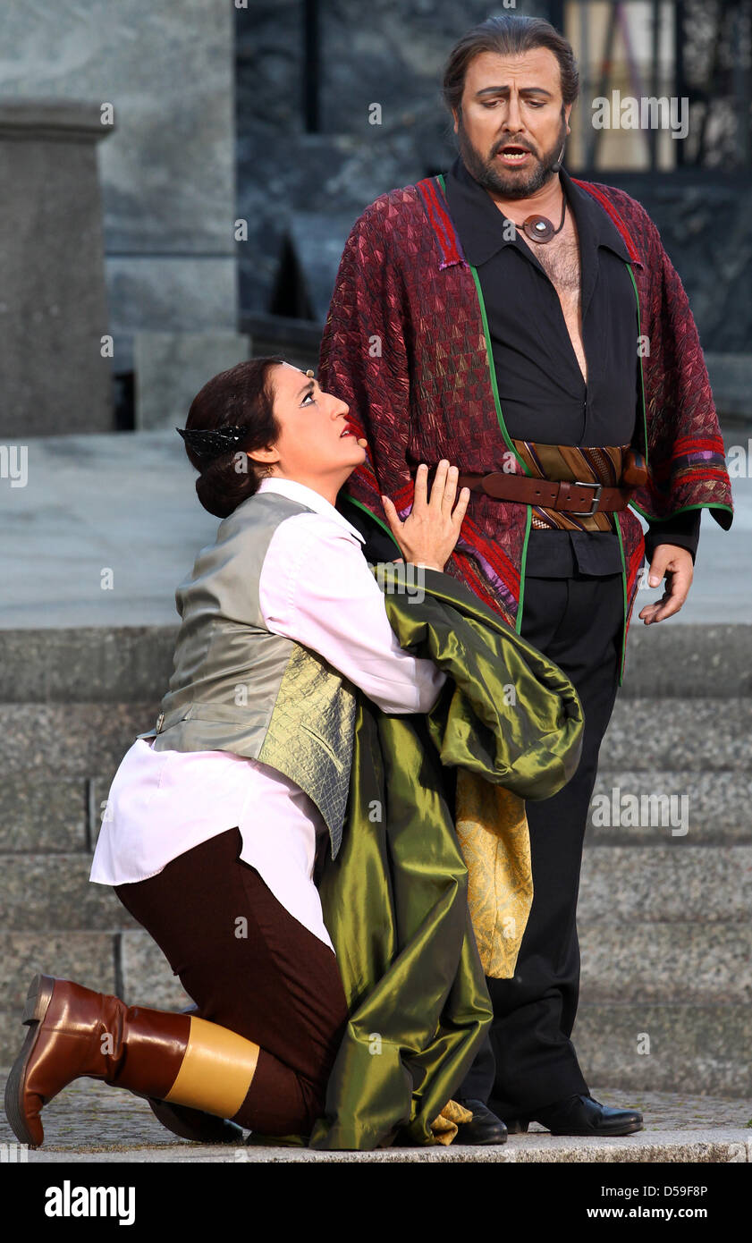 Capucine Chiaudani as Leonora and Daniel Magdal as Don Alvaro (front l ...