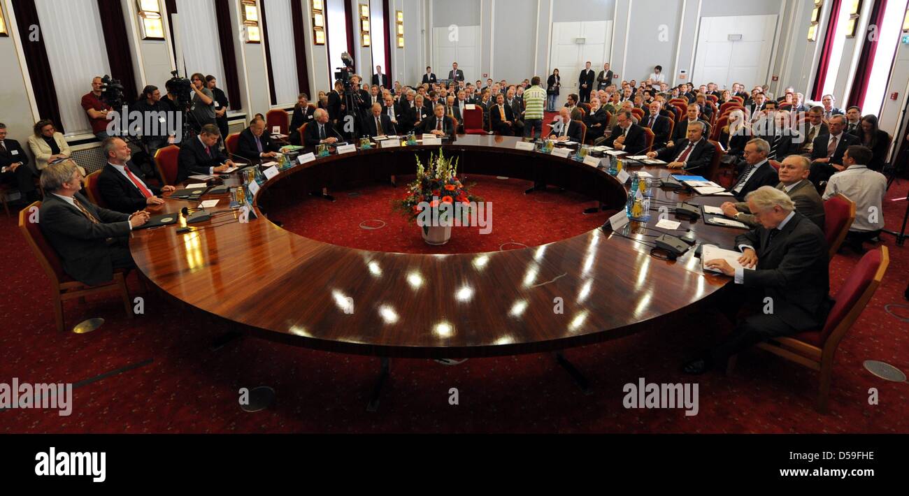 Two plus four agreement hi-res stock photography and images - Alamy