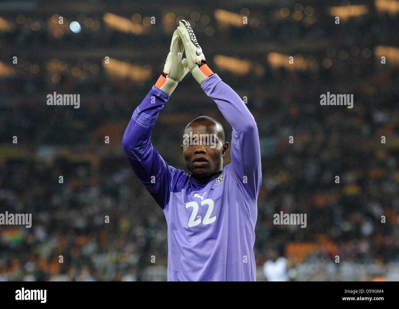Ghana goalkeeper richard kingson hi-res stock photography and images ...