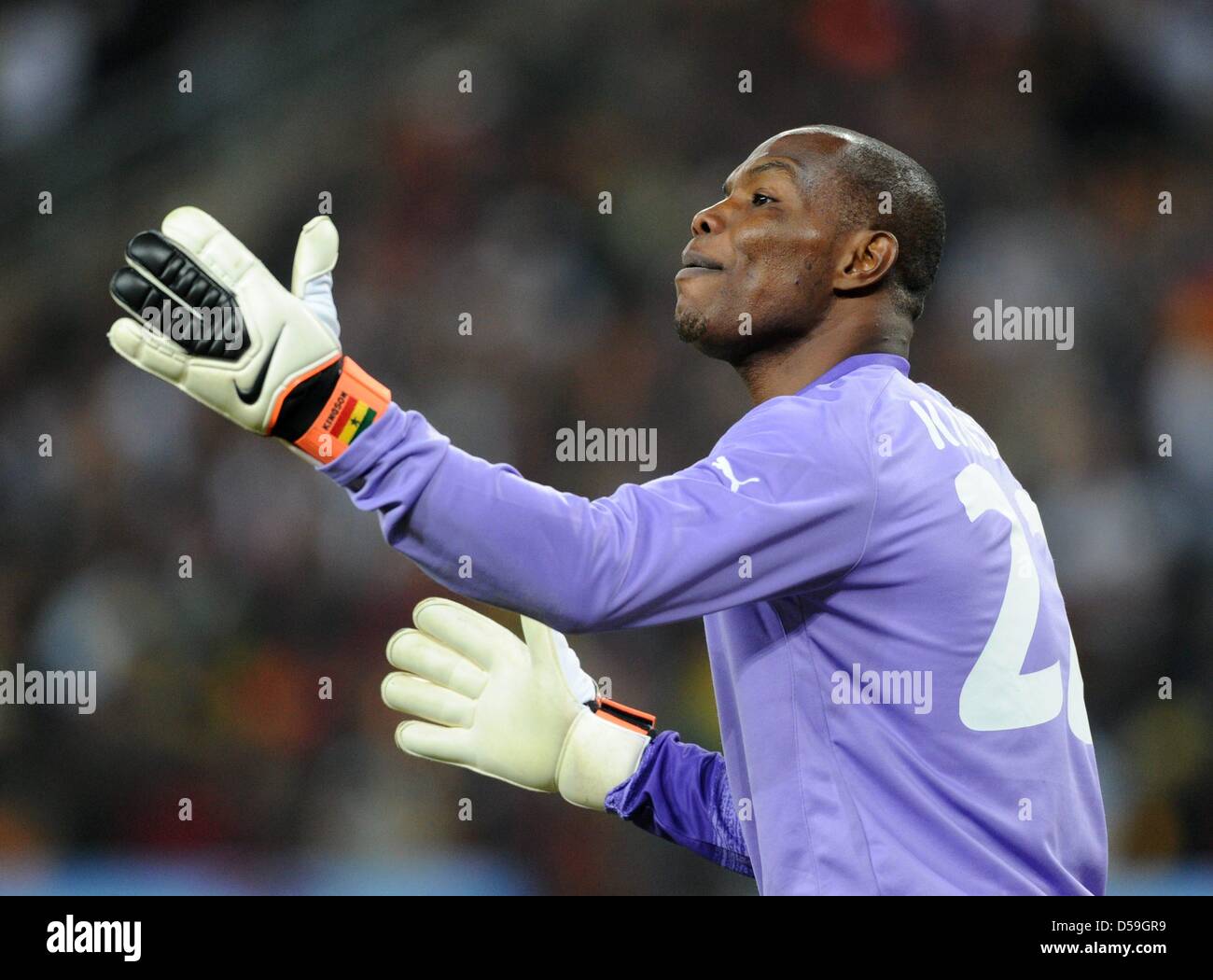 Ghana goalkeeper richard kingson hi-res stock photography and images ...