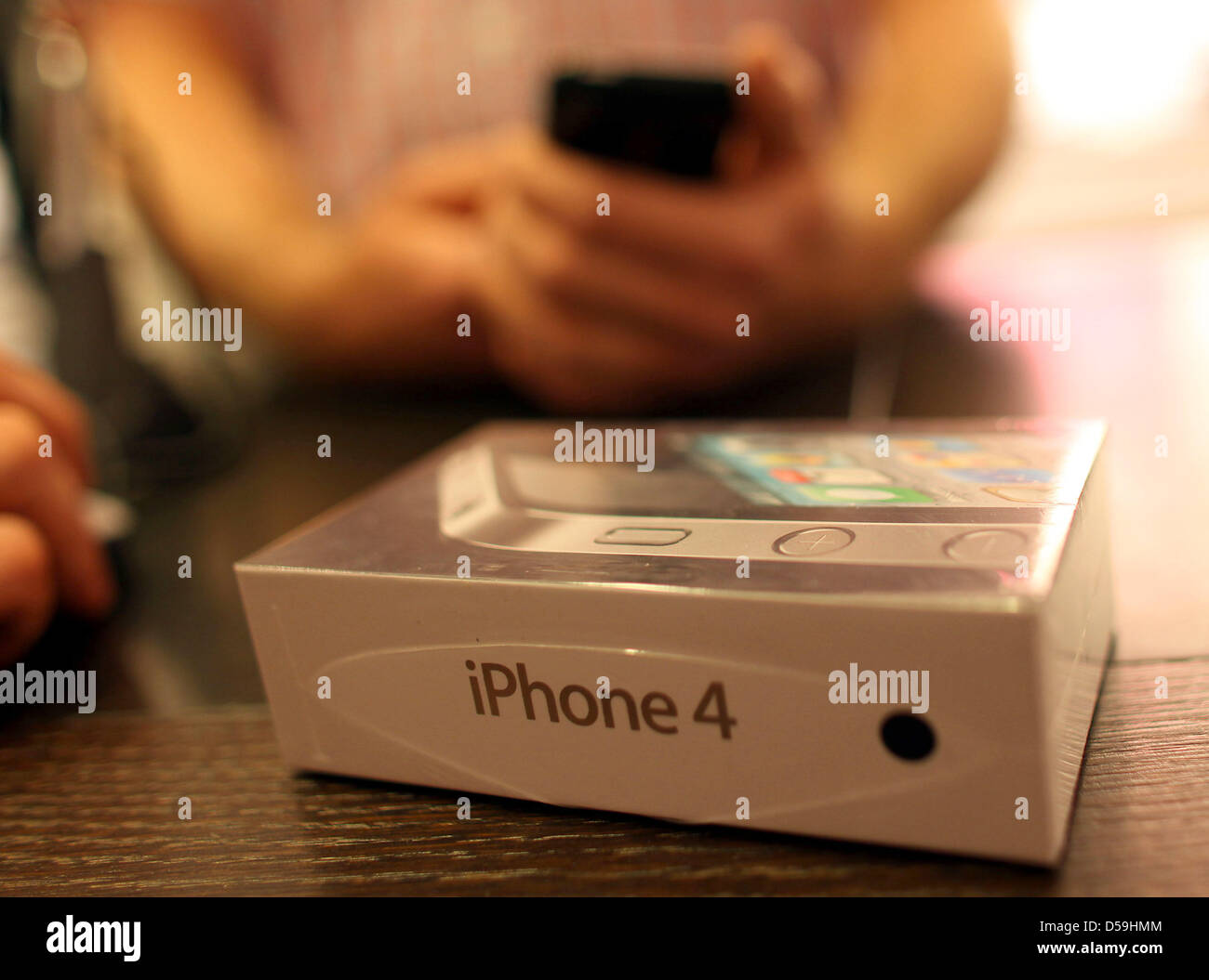 The new iPhone 4 is on sale in Cologne, Germany, 24 June 2010. Photo ...