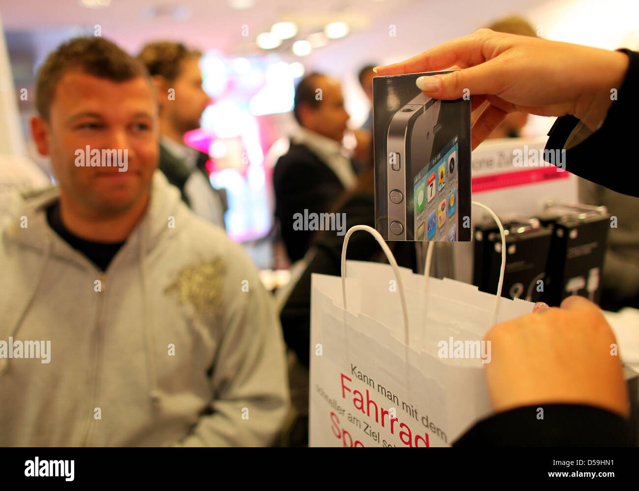 The new iPhone 4 is on sale in Cologne, Germany, 24 June 2010. Photo ...