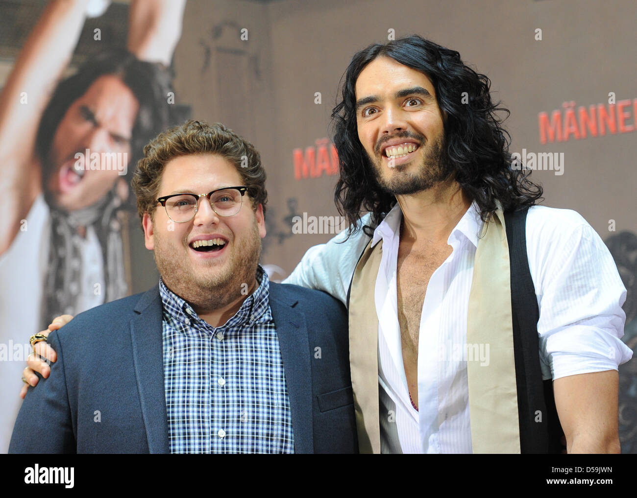 The picture shows American actors Jonah Hill (l) and Russell Brand ...