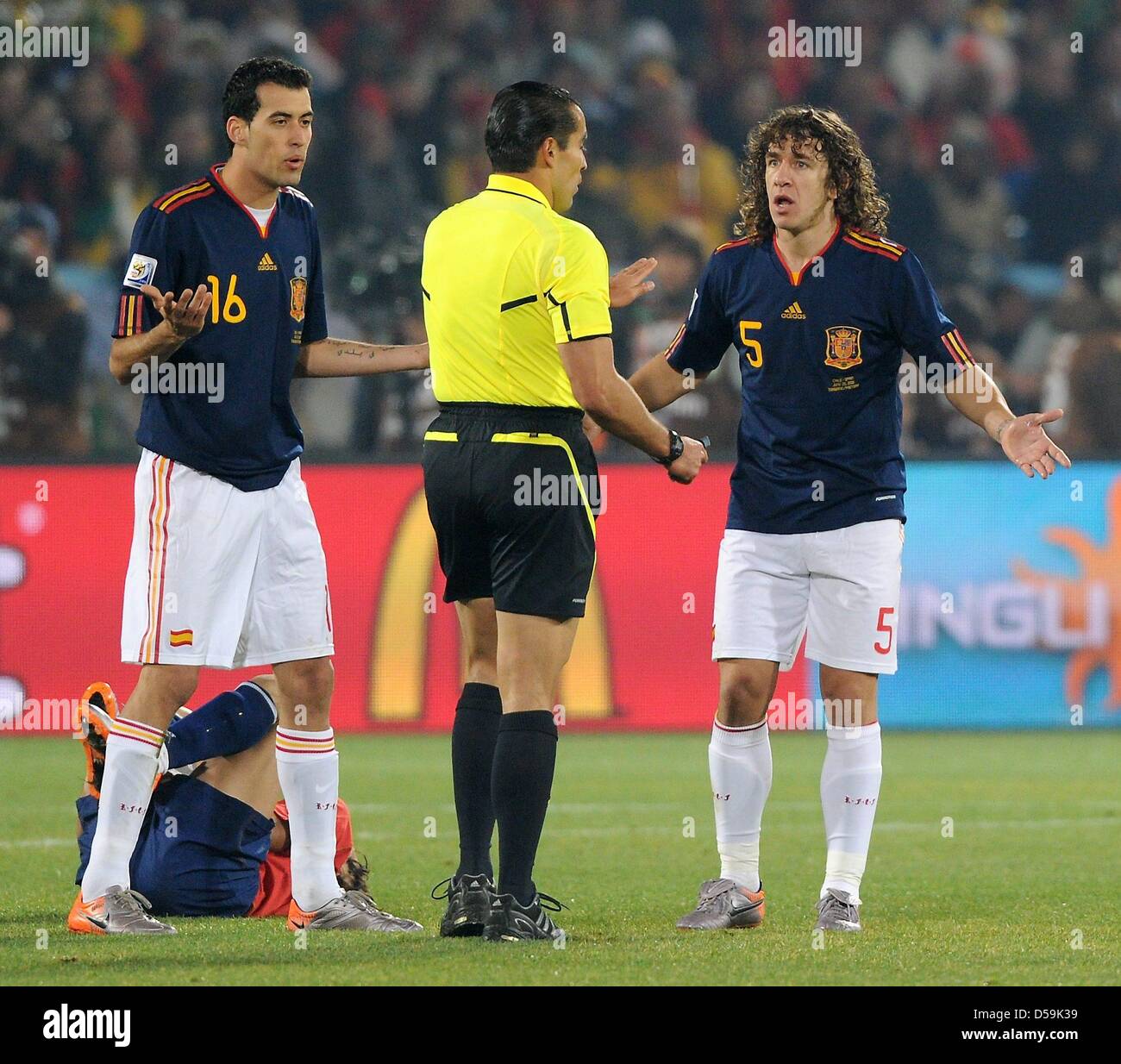 Spain's Carles Puyol (R) and Sergio Busquets argue with Mexican referee ...