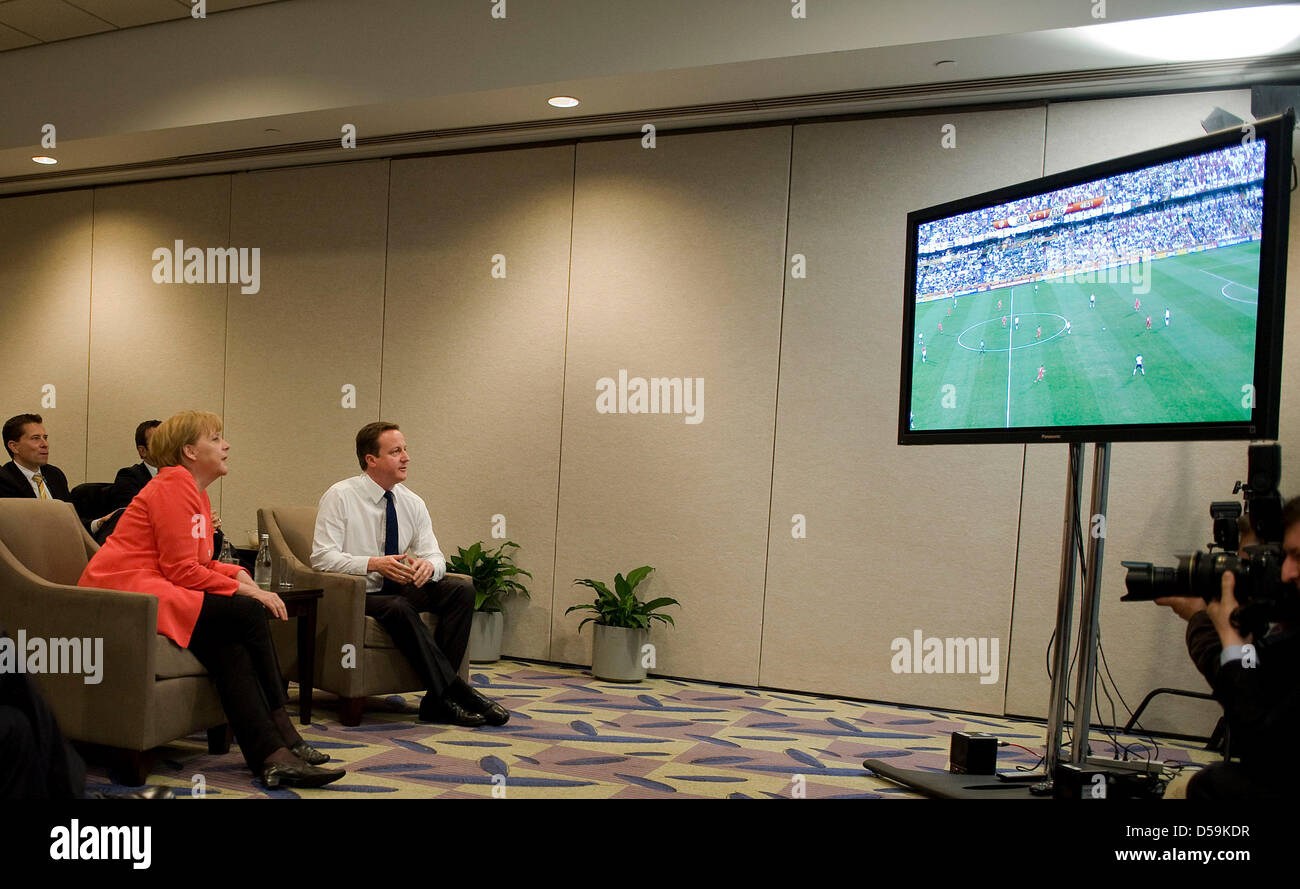 Bundeskanzlerin Angela Merkel verfolgt am 27.06.2010 während G20 ...