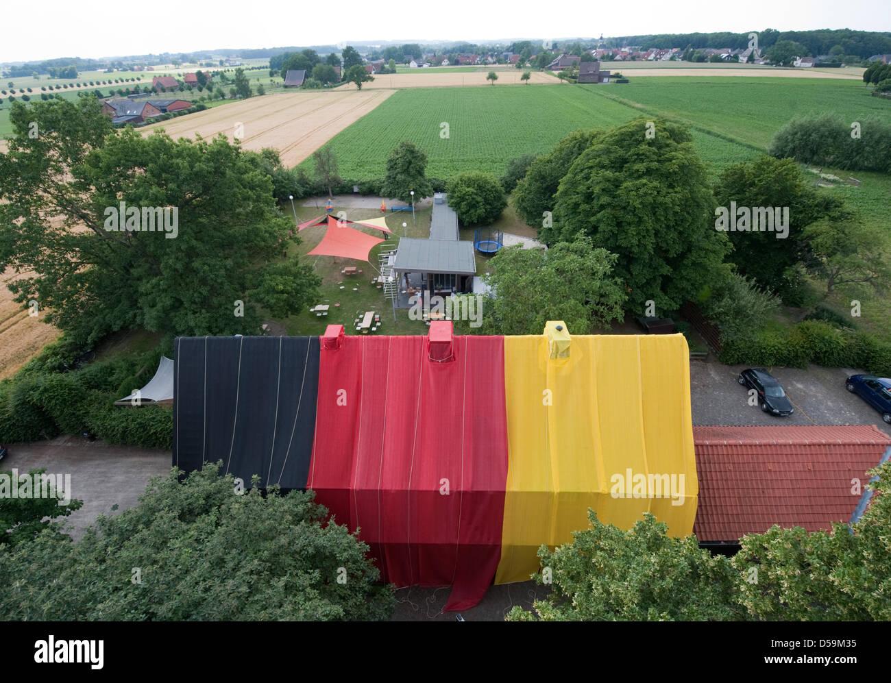 The allegedly biggest Germany flag covers a rof in Rheda-Wiedenbnrueck ...