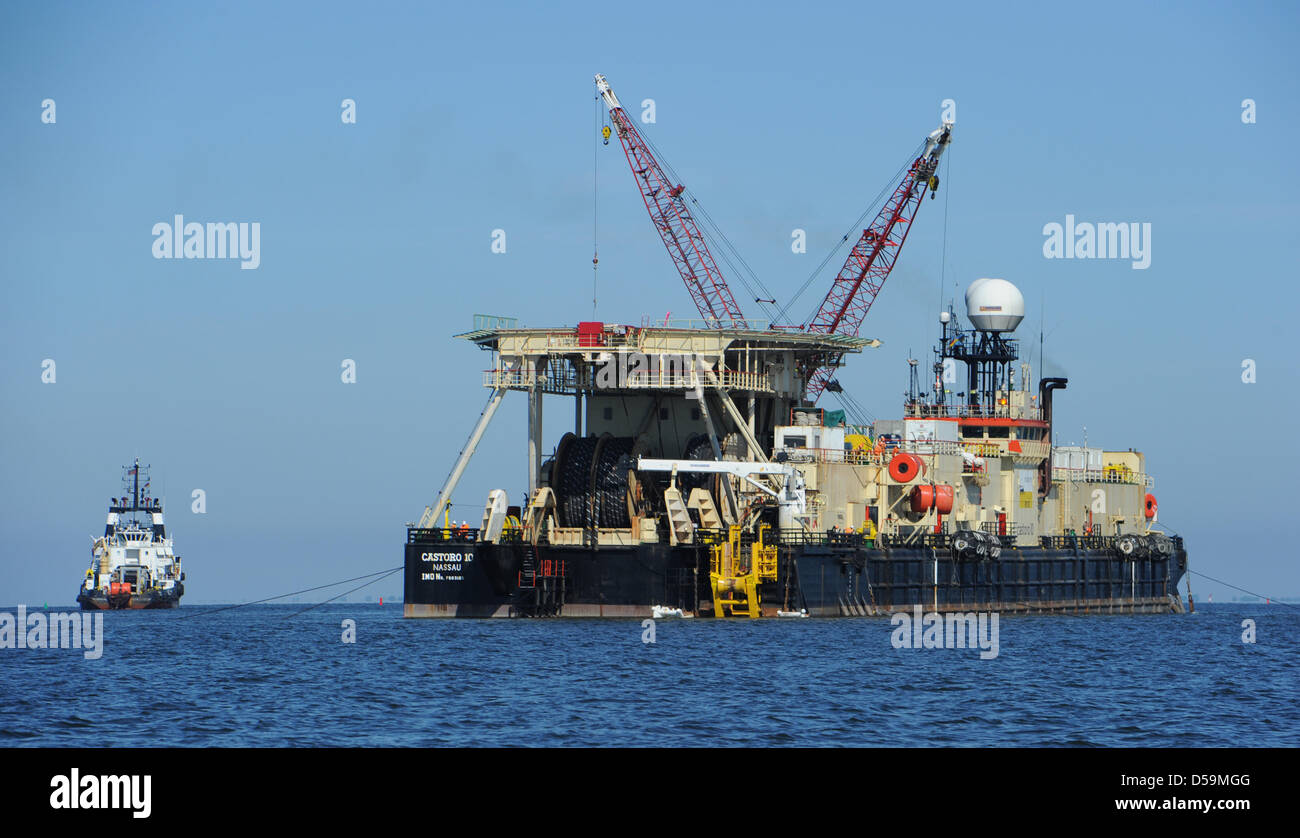 Anchor tow boat 'Primus' pulls pipelay barge 'Castoro 10' to its ...