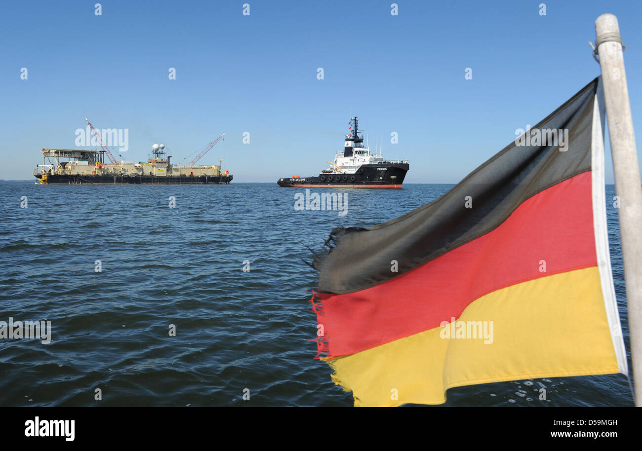 Anchor tow boat 'Primus' pulls pipelay barge 'Castoro 10' to its ...