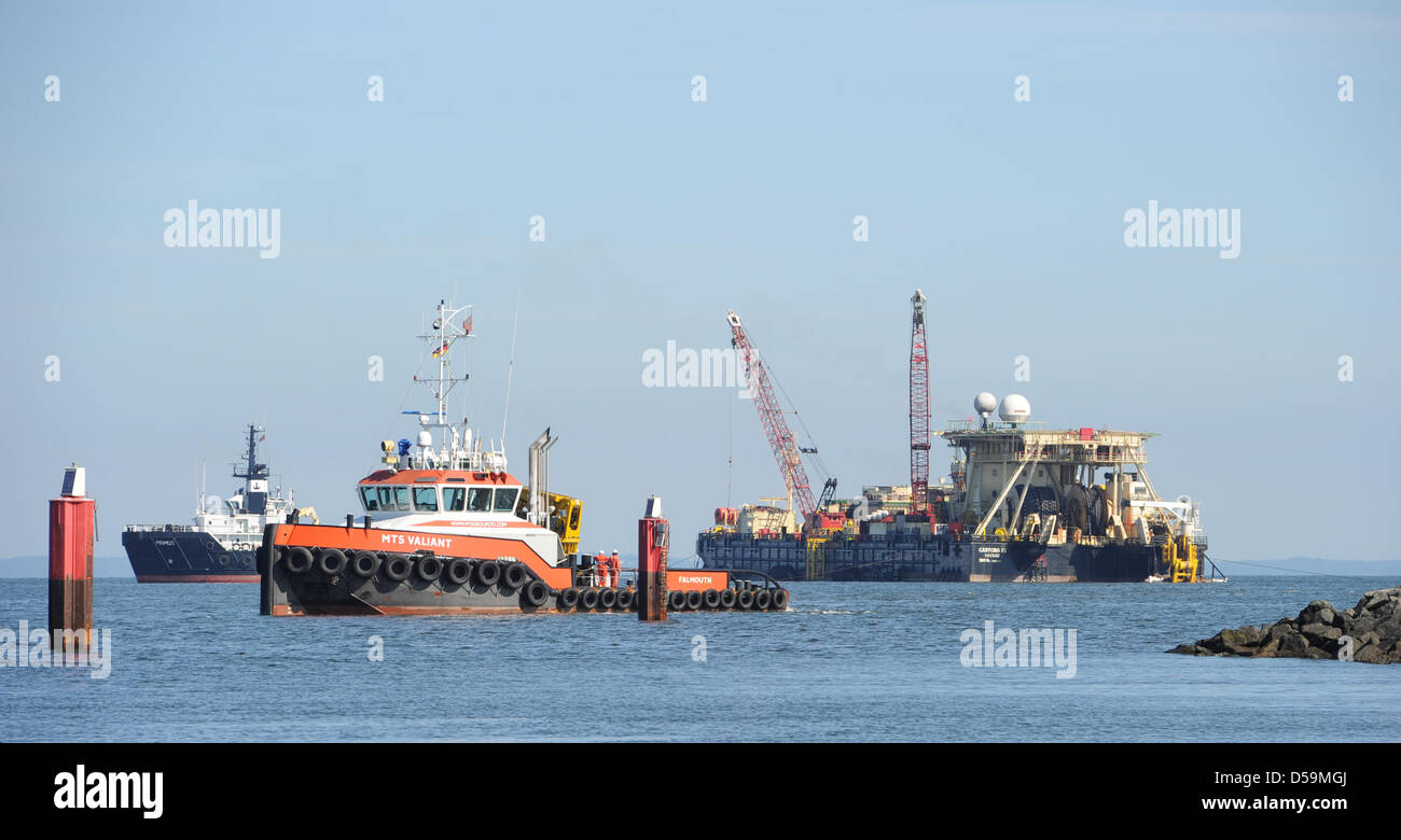 Anchor tow boat 'Primus' pulls pipelay barge 'Castoro 10' to its ...