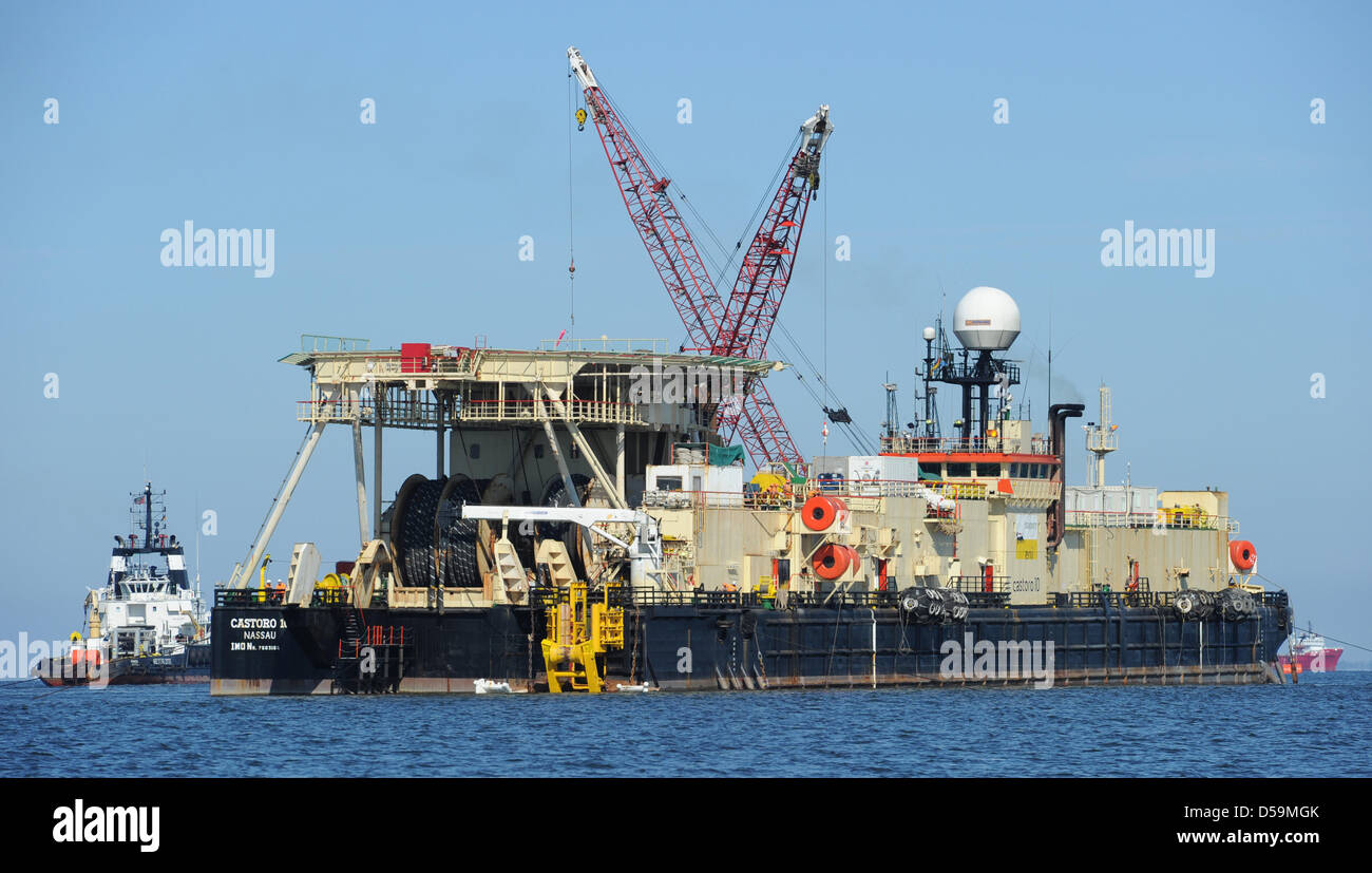 Anchor tow boat 'Primus' pulls pipelay barge 'Castoro 10' to its ...