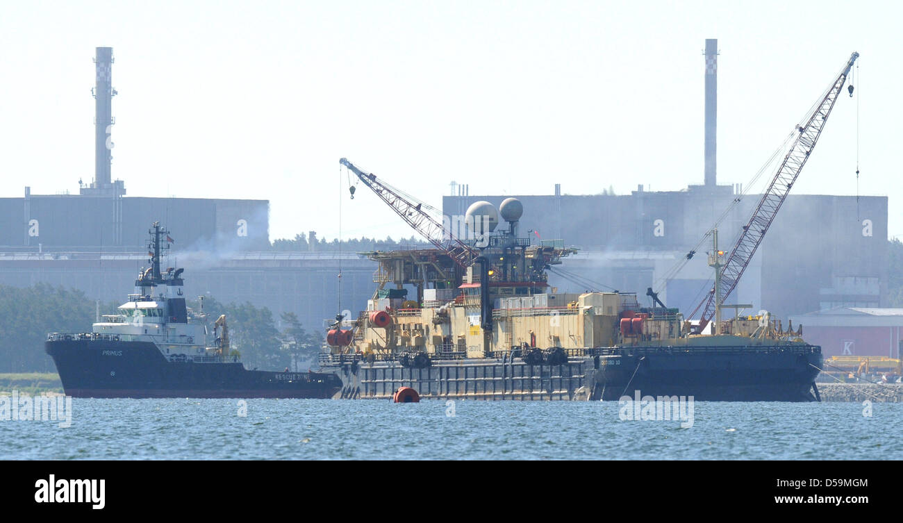 Anchor tow boat 'Primus' pulls pipelay barge 'Castoro 10' to its ...