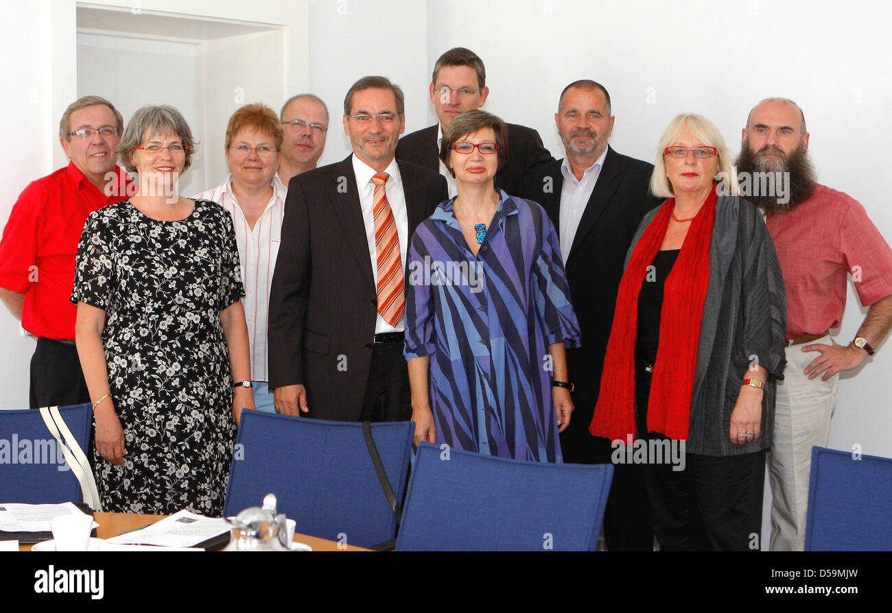 Federal state Brandenburg's Prime Minister Matthias Platzeck (C) meets ...