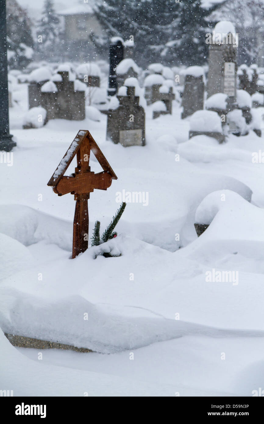 Snowy winter Cemetery Stock Photo - Alamy