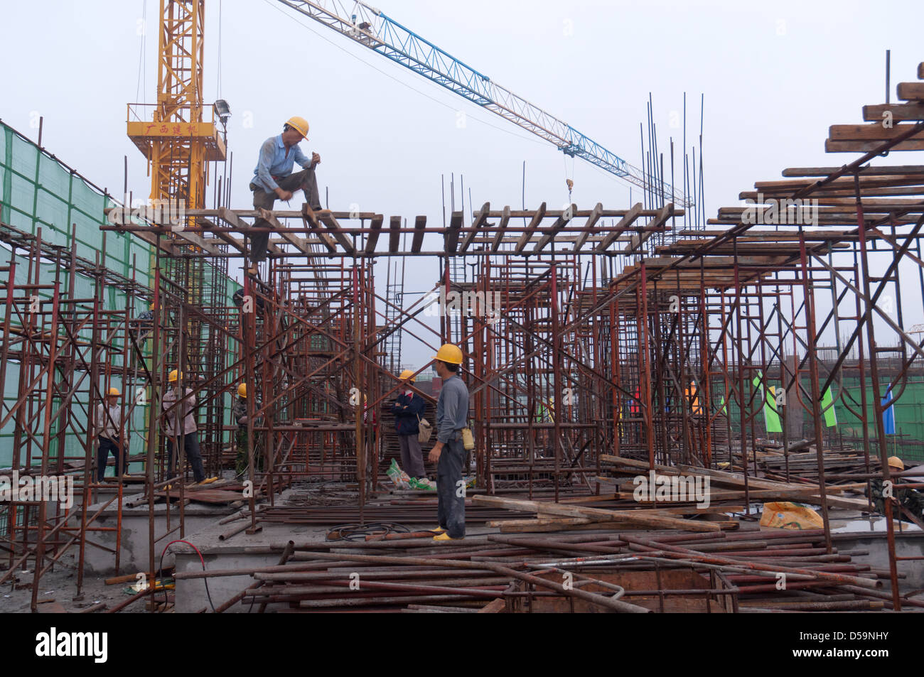 Chinese construction workers working on a buildings roofs Stock Photo ...