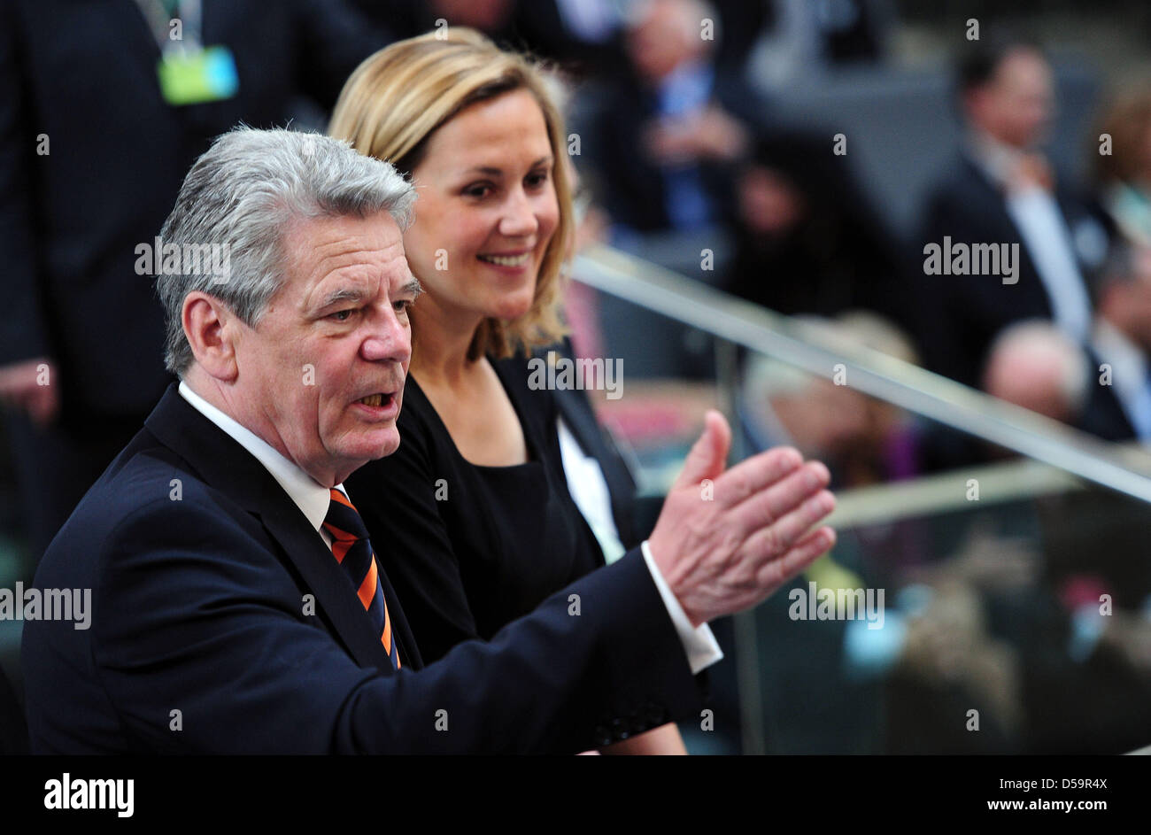 (L-R) Presidential candidate Joachim Gauck, his rival's wife Bettina ...