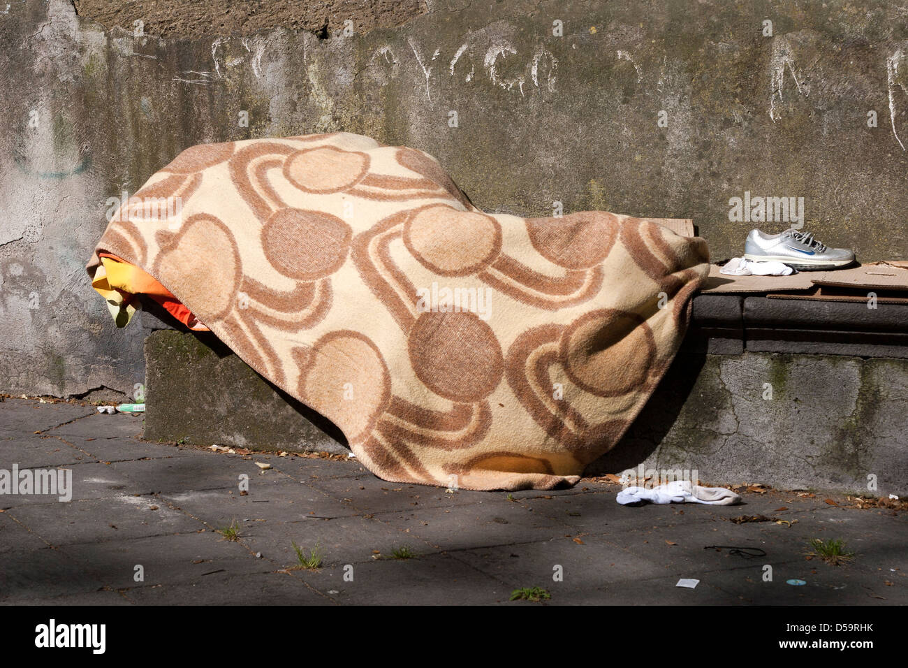 Homeless Man asleep on park bench in Naples Italy Stock Photo - Alamy